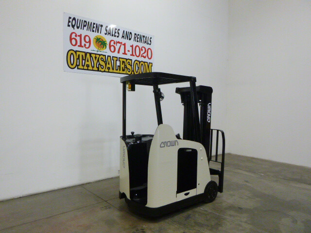 CROWN 3,000LB RC5500 ELECTRIC FORKLIFT