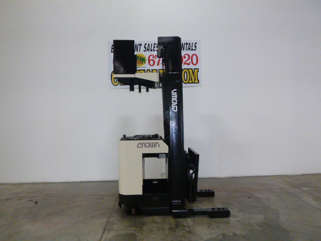 CROWN 4,500LB RR3520-45 REACH FORKLIFT